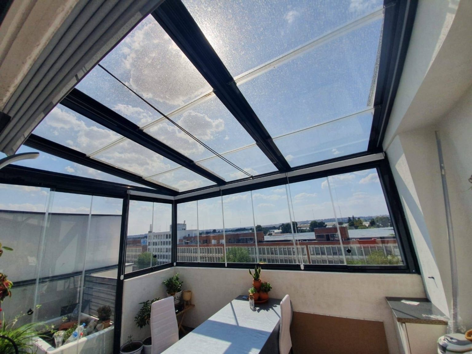 Pérgola con cubierta de cristal templado para tener la tener la terraza ...